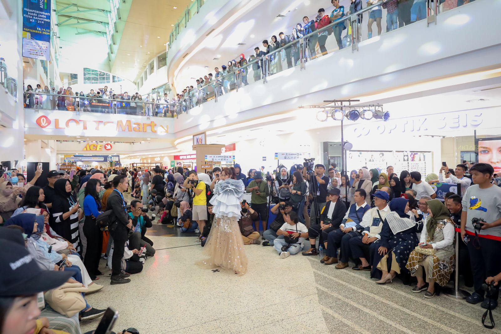 BGS 2024: Nikmati Diskon Hingga 80 Persen, Mal Penuh Pengunjung ...